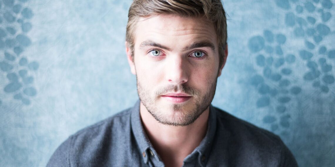 Alex Roe: vita privata, biografia, carriera, Instagram, fidanzata e ...